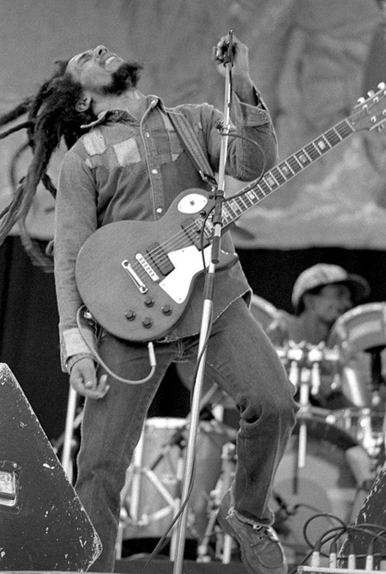 Bob Marley, o el niño de los barrios pobres de Kingston que llegó a ...