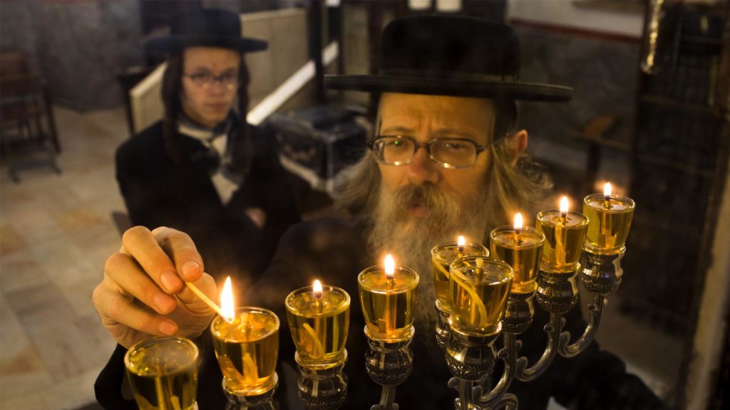 A la luz de las velas: qué es y cómo se celebra Janucá, la fiesta judía ...