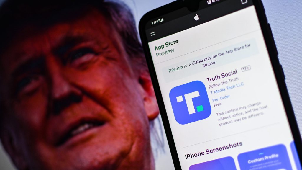 La red social de Trump, Truth Social, cae en Bolsa tras conocerse que ...
