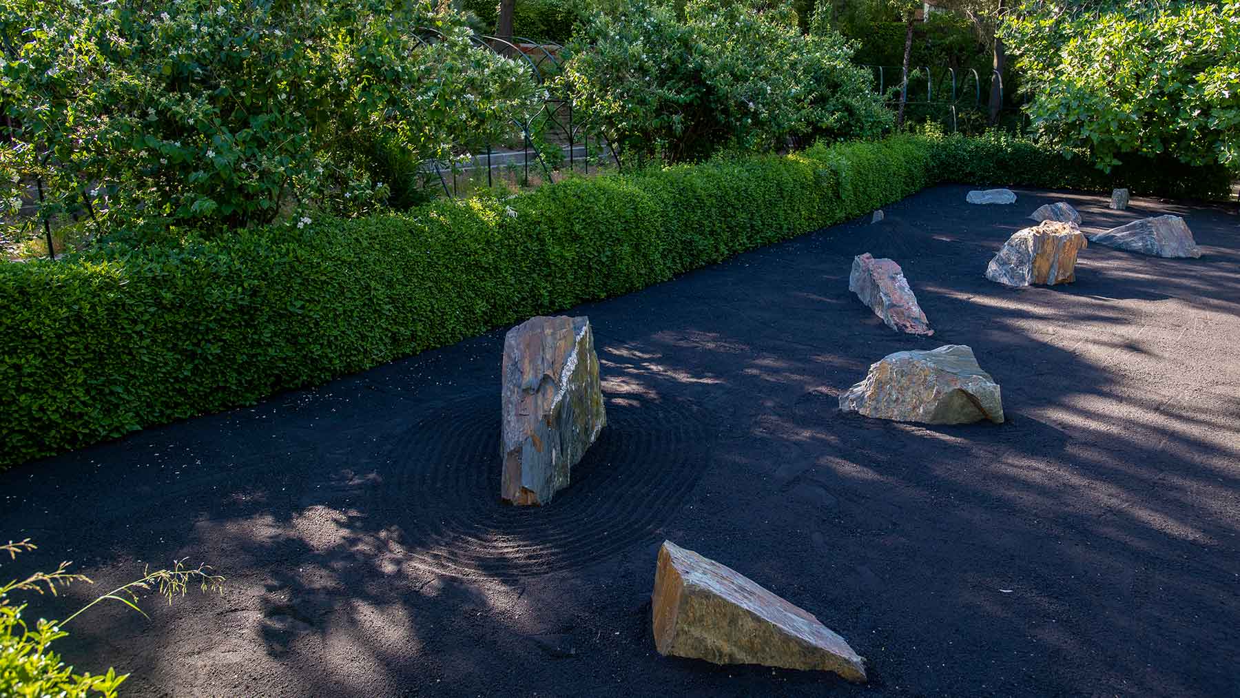 El Botánico inaugura un jardín zen negro con 70 toneladas de ceniza de ...