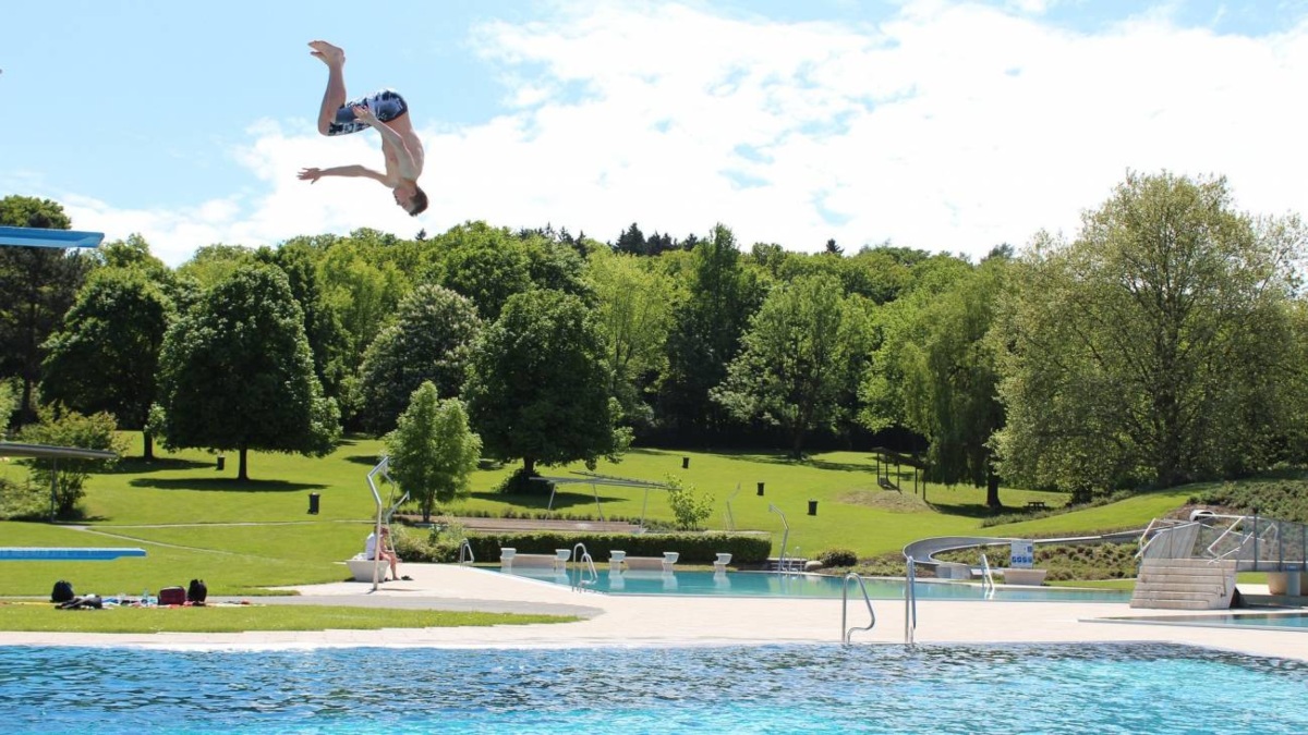 ¿No sabes cómo saltar a la piscina? La ciencia te explica las maneras ...