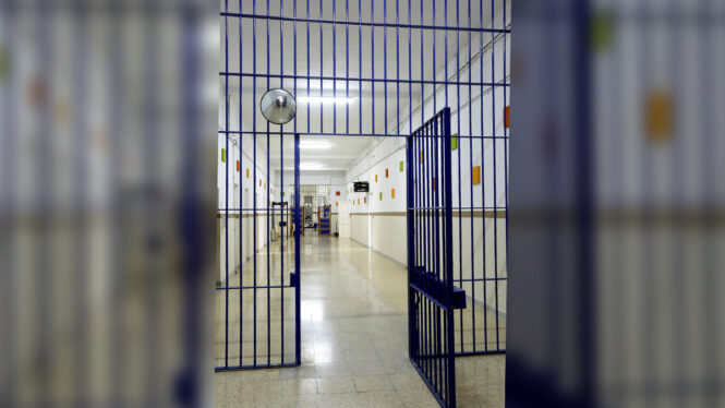 Una presa da una paliza a una funcionaria por no dejarle un mechero en ...