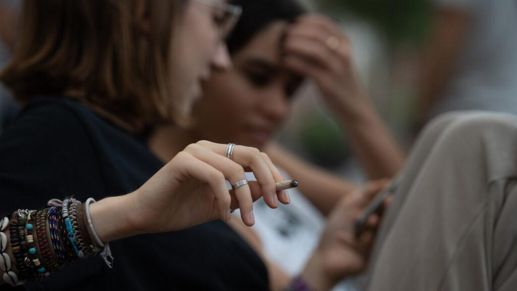 Crece el uso de tabaco en las jóvenes: fuma una de cada cuatro entre 13 ...