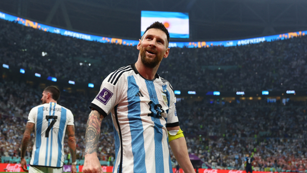 Argentina jugará la final de Qatar gracias a un Leo Messi estelar