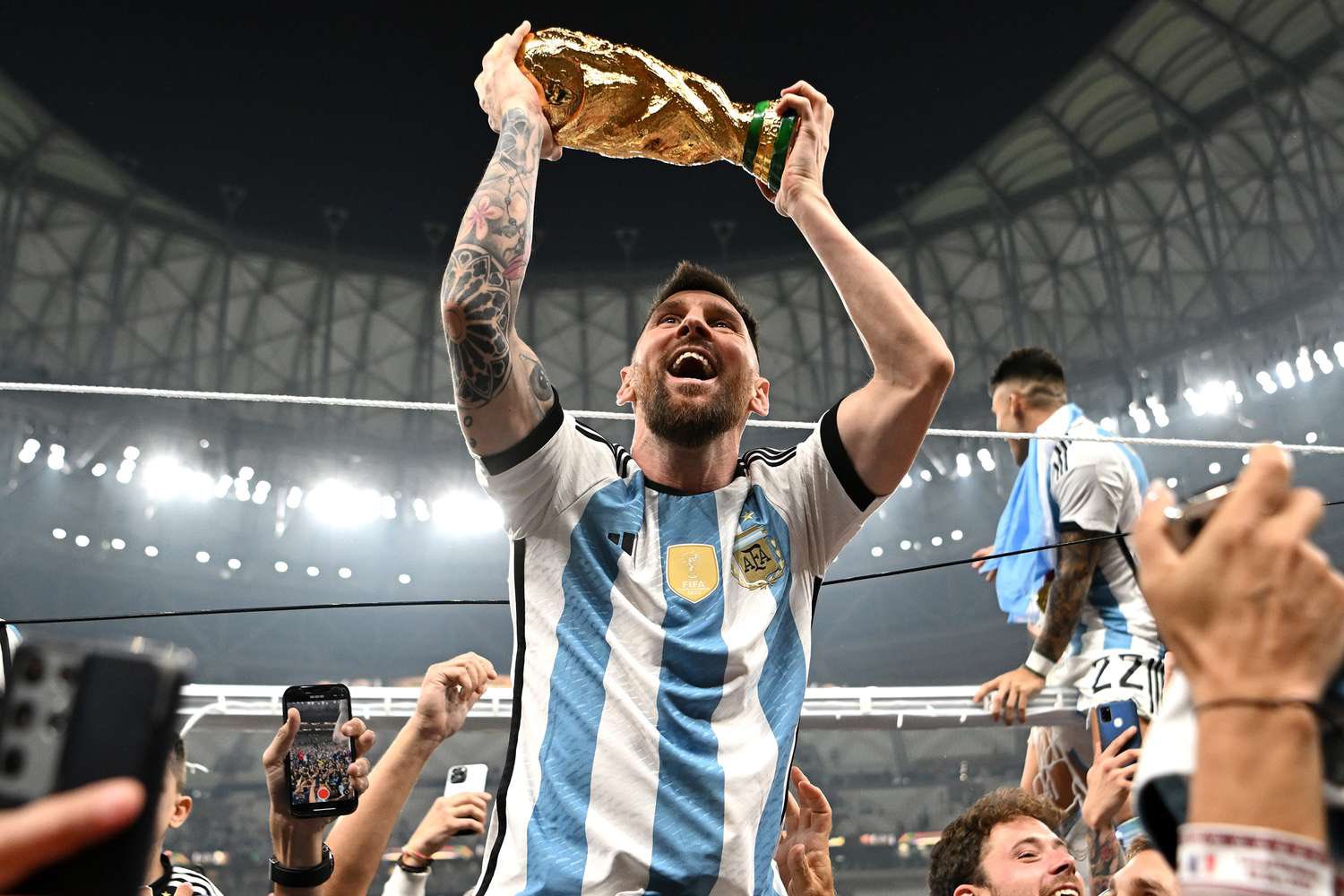 Agüero explica la foto más icónica de Messi con la Copa del Mundo