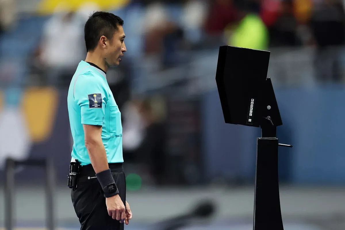 (VÍDEO) El gesto inédito de un árbitro en relación con el VAR