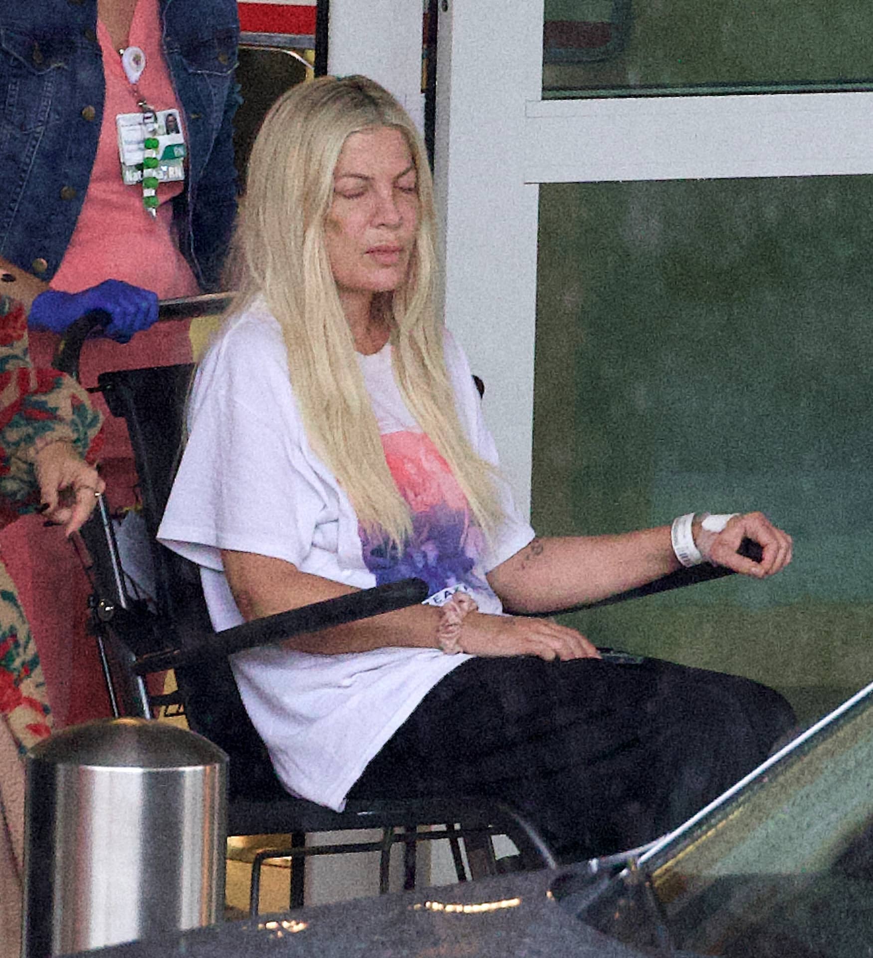 La dramática salida del hospital de Tori Spelling: con hematomas y en ...