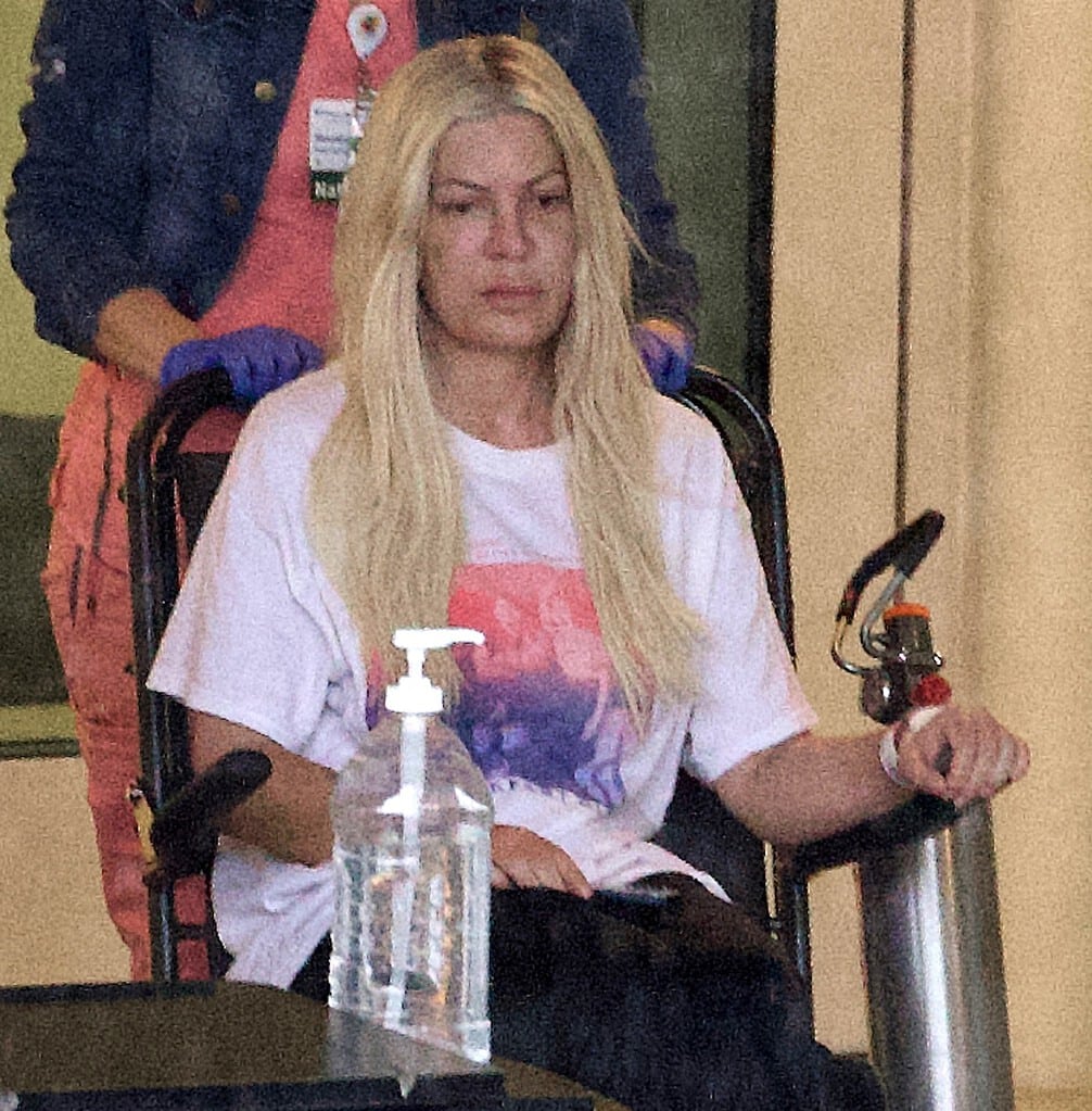 La dramática salida del hospital de Tori Spelling: con hematomas y en ...
