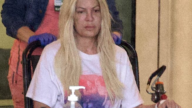 La dramática salida del hospital de Tori Spelling: con hematomas y en ...