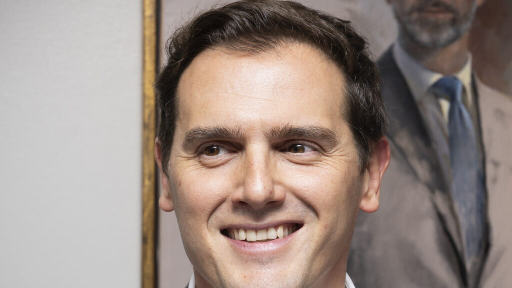 Albert Rivera vuelve a los brazos de una mujer con la que se siente ...