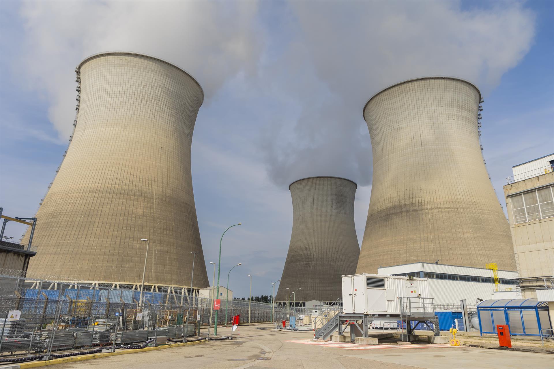 Más de 20 países acuerdan triplicar la capacidad global de energía ...