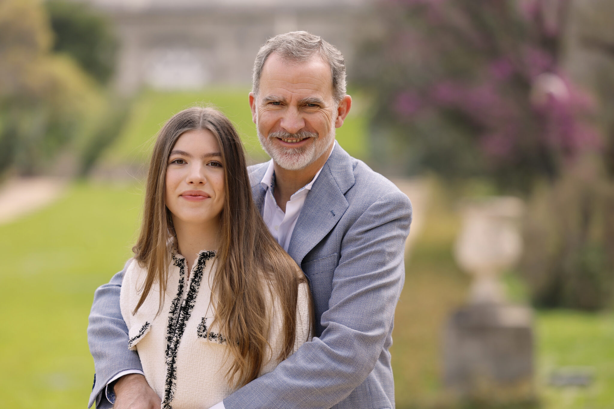 Felipe y Letizia posan con sus hijas 20 años tras su boda: qué esconden ...