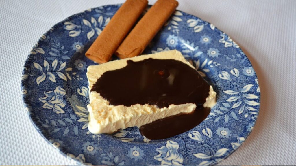La receta del biscuit de pasas y piñones con chocolate caliente