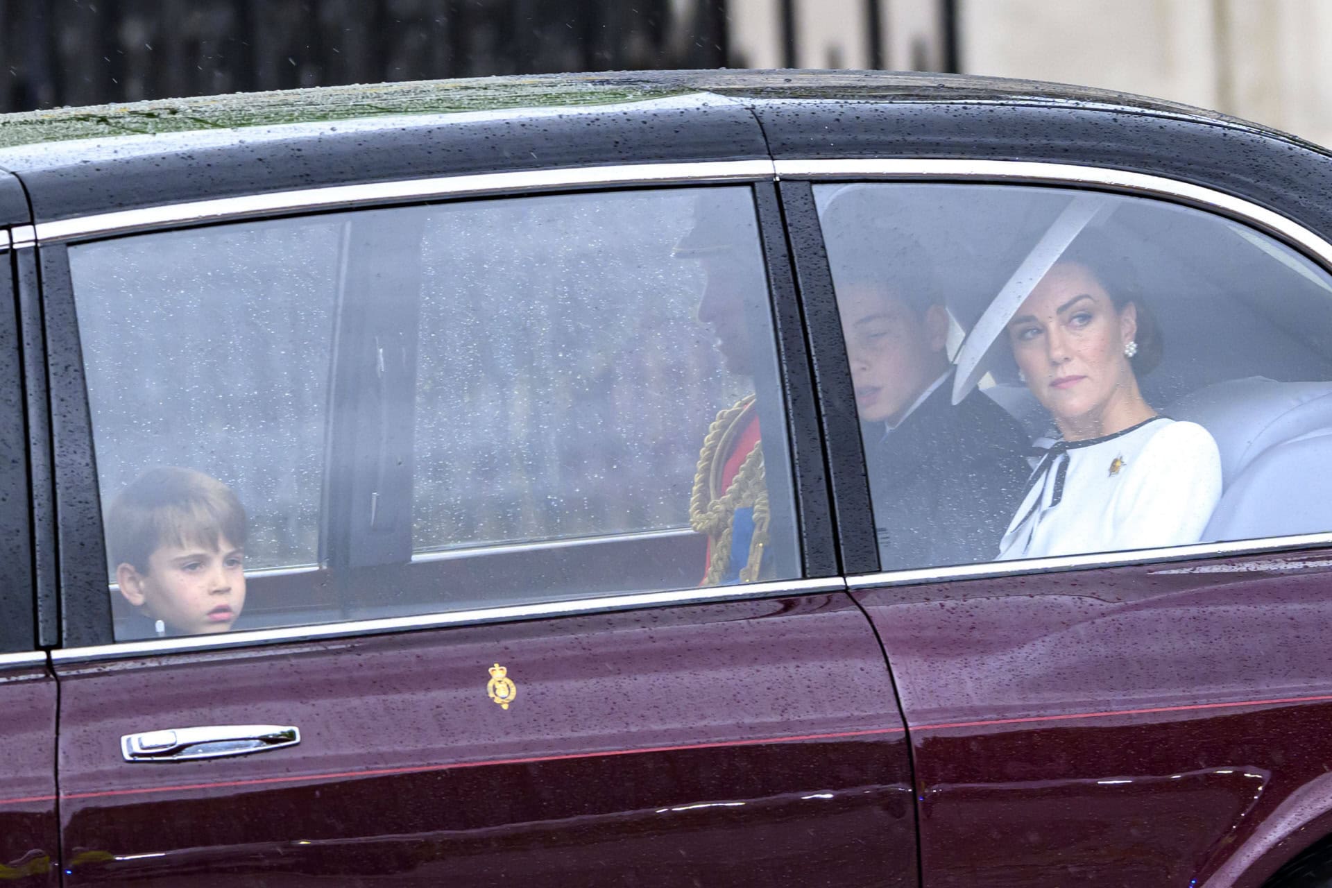 Kate Middleton reaparece en Londres: más delgada, de riguroso blanco y ...