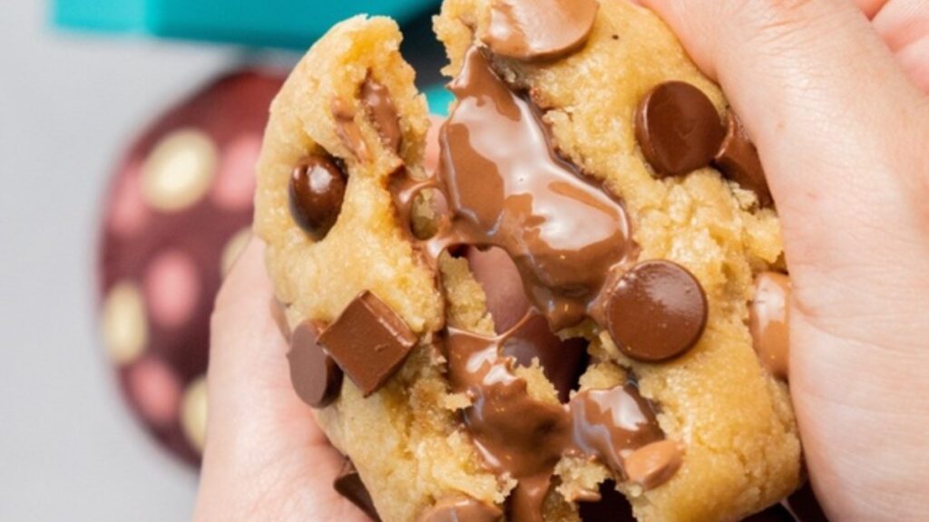 Receta de las 'crumbl cookies', crujientes por fuera y suaves dentro