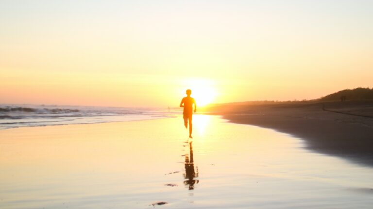 ¿Es buena idea tomar el sol al hacer deporte? La realidad del bronceado ...