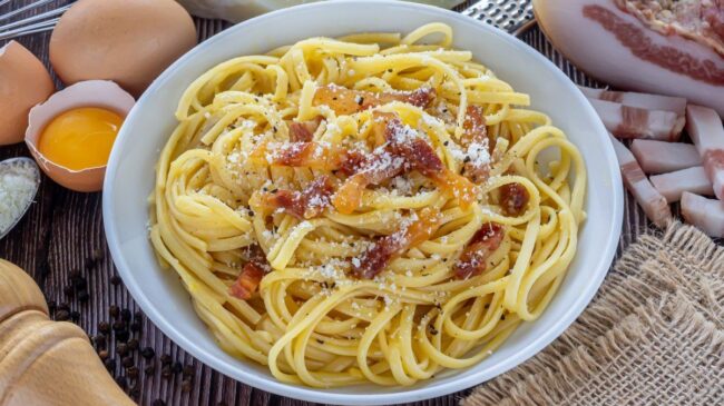 Pasta carbonara auténtica: guanciale, yemas, sin nata... y con una ...