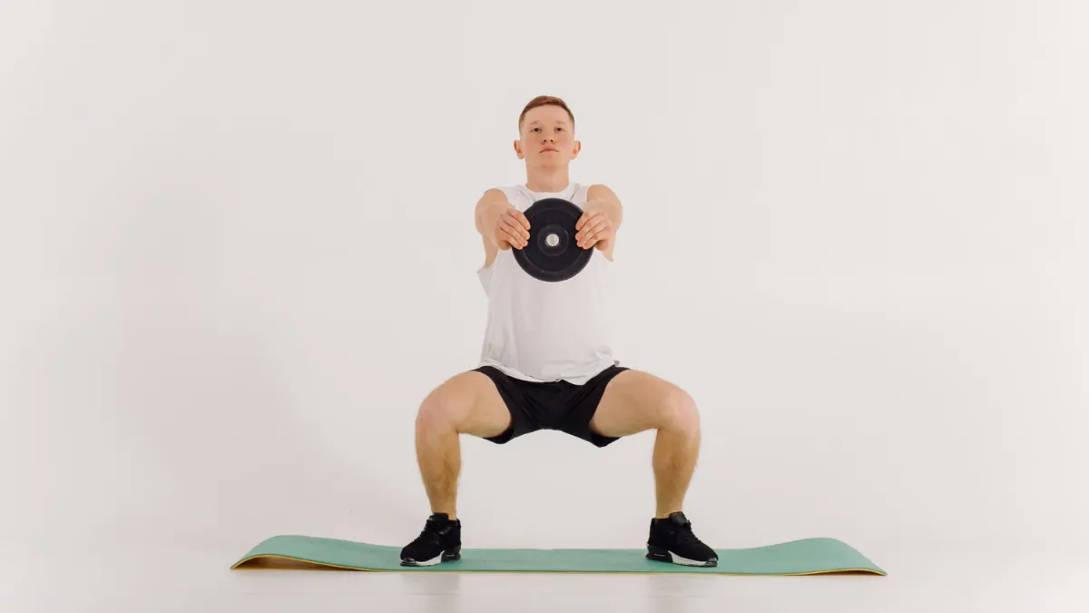 Sentadilla sumo, la mejor versión para entrenar glúteos: qué es y cómo ...