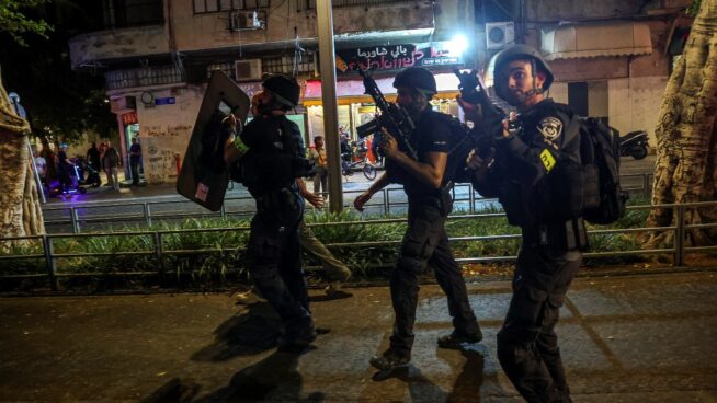 Un atentado de dos hombres armados con rifles de asalto deja siete ...