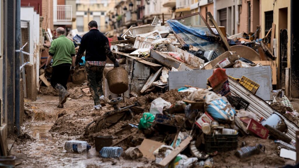 La pesadilla se agrava en Paiporta por las toneladas de basura ...
