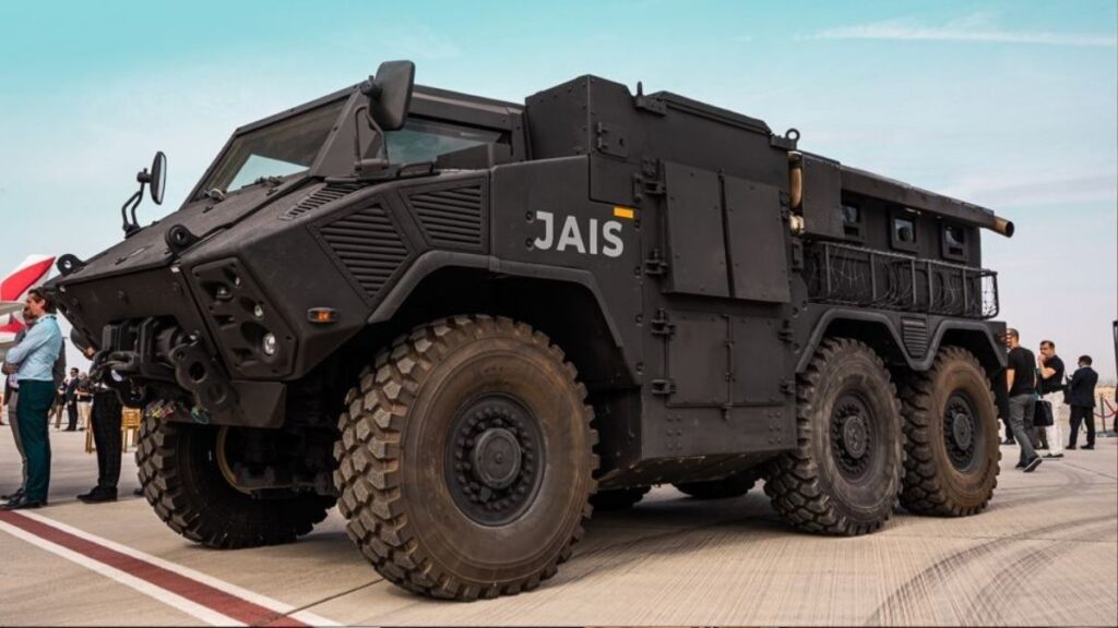 Escribano firma un acuerdo con la emiratí Nimr para fabricar blindados 6x6 en España