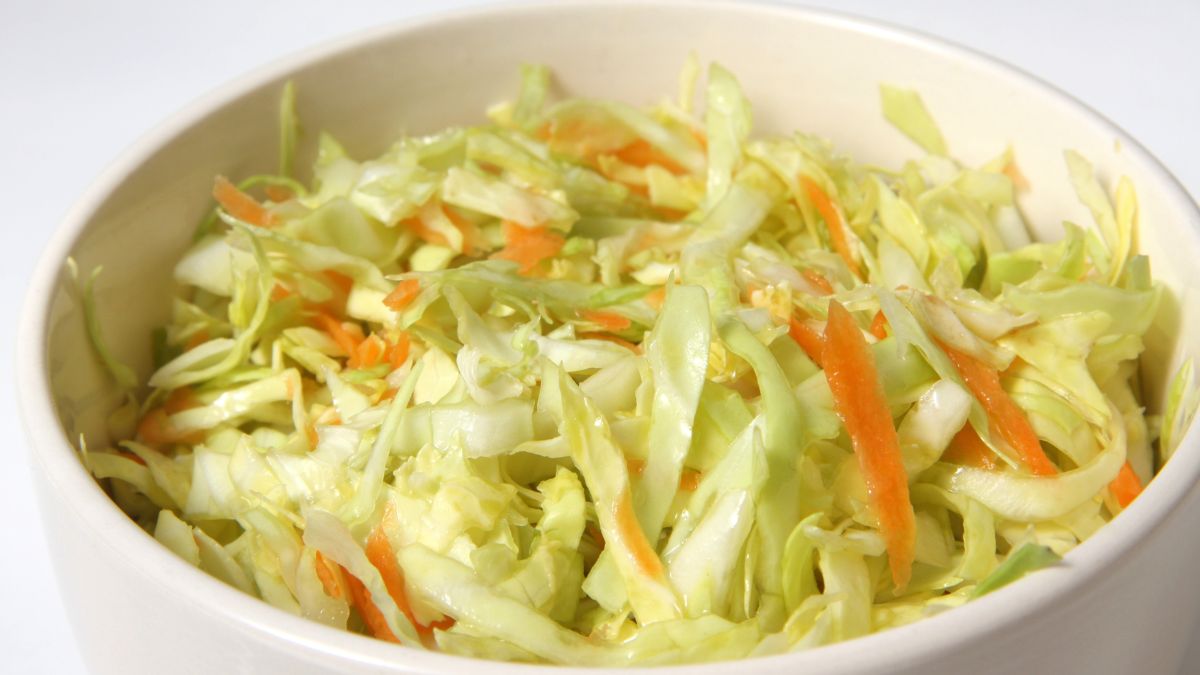 Ni cebolla, ni lechuga: la ensalada de col con solo dos ingredientes