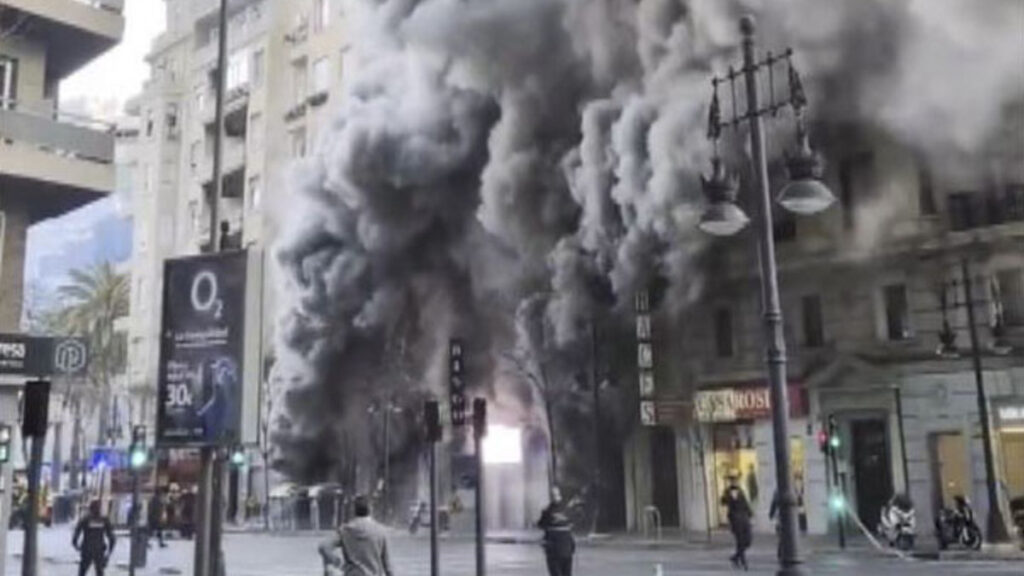 Un aparatoso incendio en un bingo en Valencia obliga a cortar varias ...