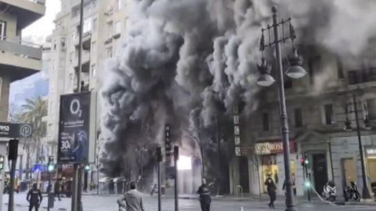 Un aparatoso incendio en un bingo en Valencia obliga a cortar varias ...