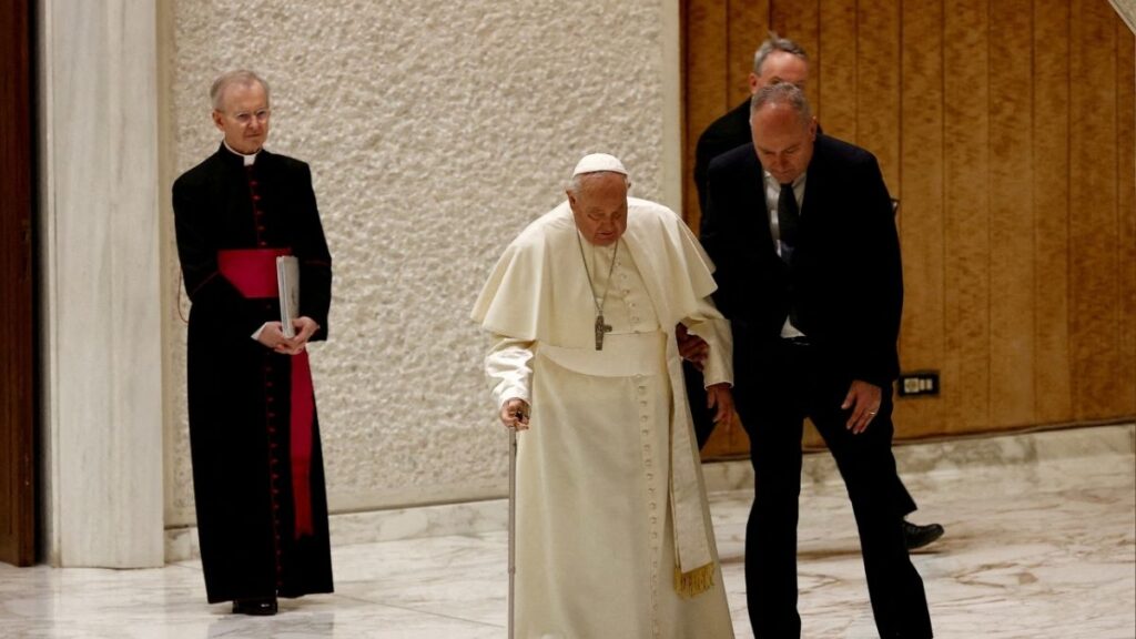 El Papa presenta un cuadro clínico complejo y continuará hospitalizado debido a su bronquitis