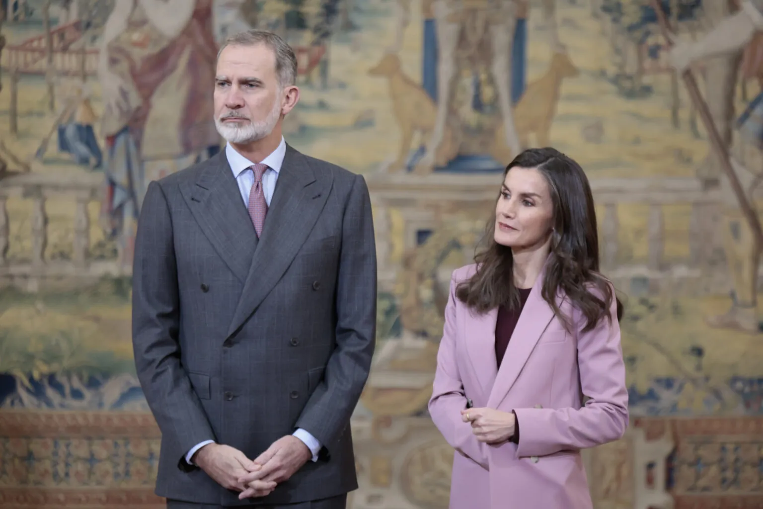 La razón histórica por la que los Reyes firman «Felipe R.» y «Letizia R ...