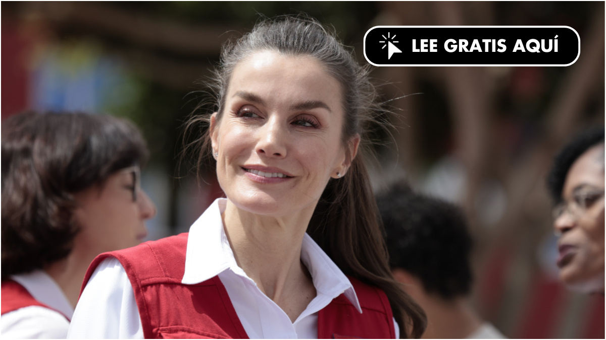 La razón por la que Letizia lleva un chaleco rojo en su viaje de cooperación y la reina Sofía no