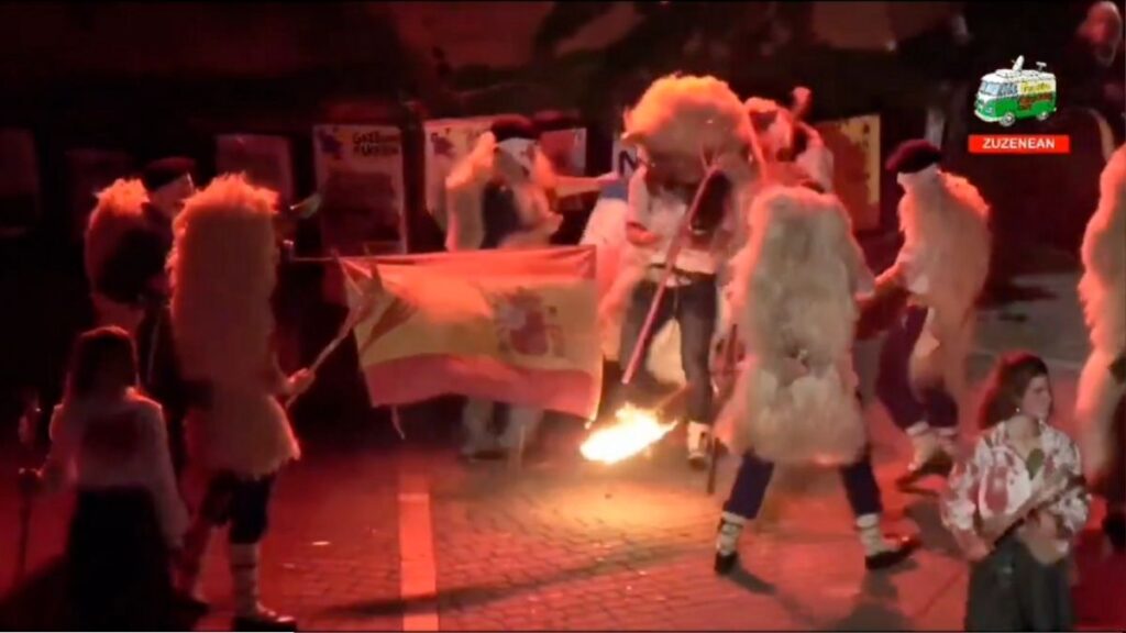 Queman una bandera de España y otra de Israel en el Carnaval de Alsasua ...