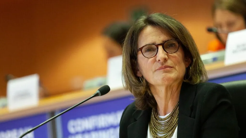 Teresa Ribera maniobra en Bruselas para evitar que se prohíba la compra ...