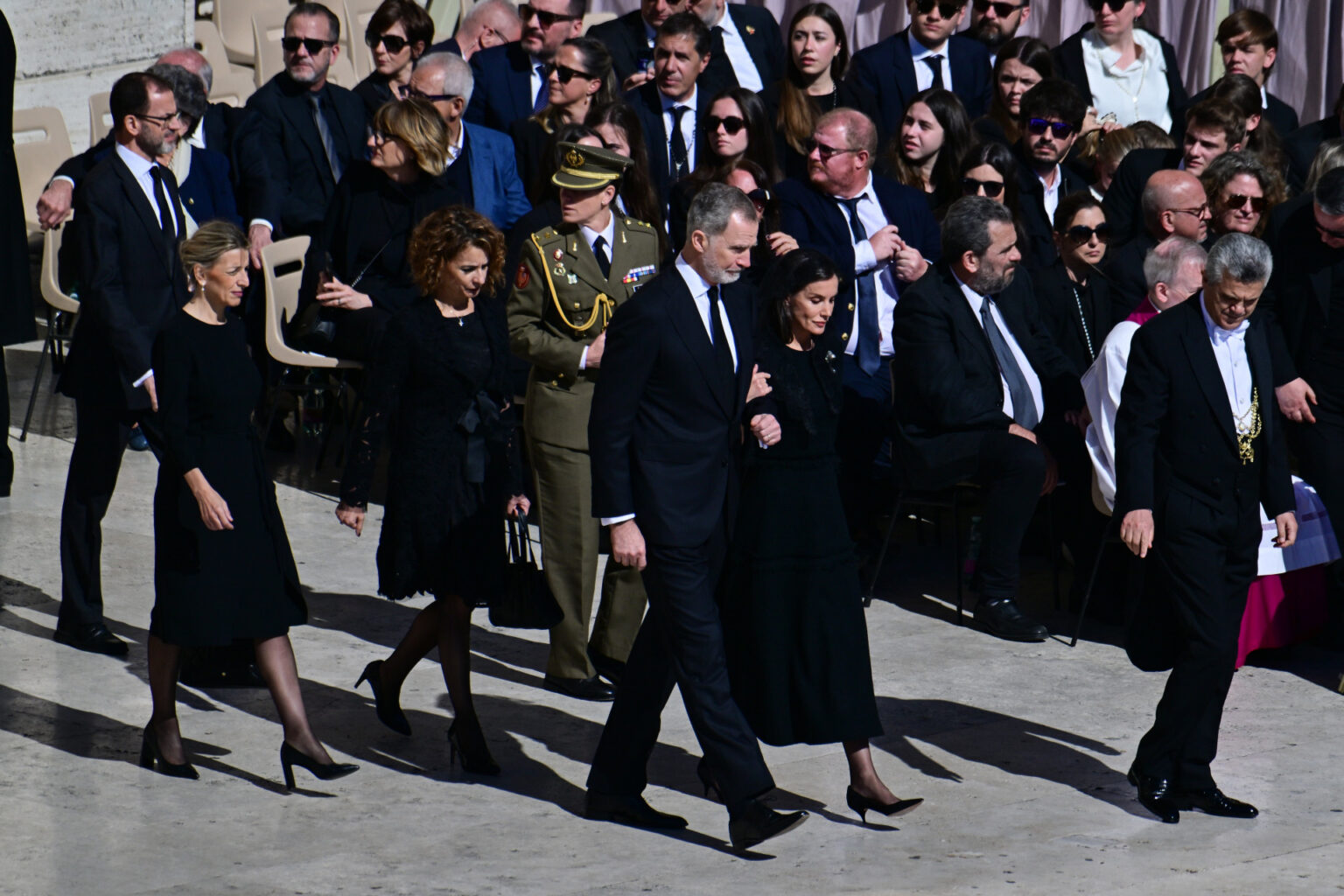 Los Reyes llegan al funeral del Papa: su visita privada a la capilla ...