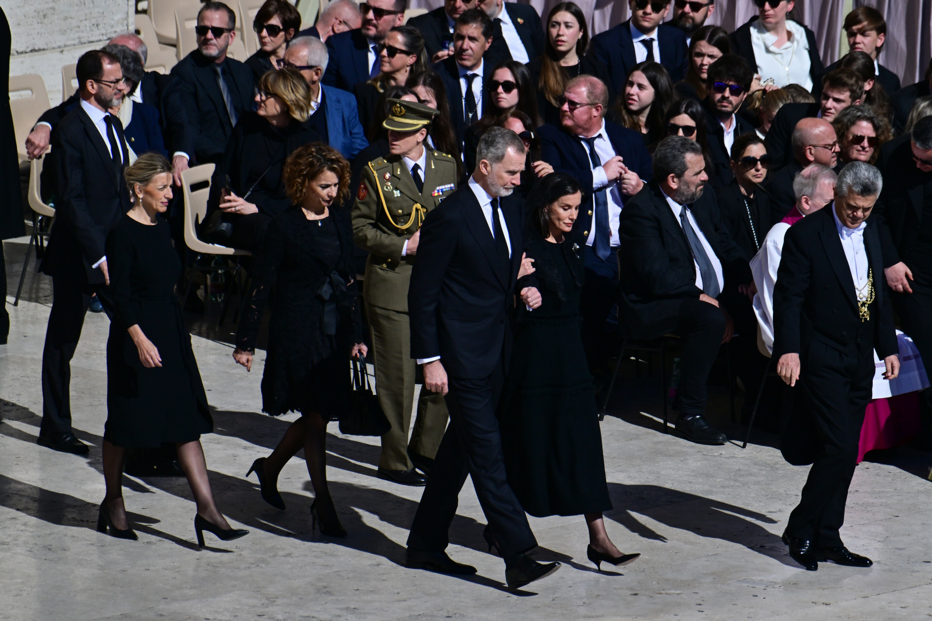 Los Reyes llegan al funeral del Papa: su visita privada a la capilla ...