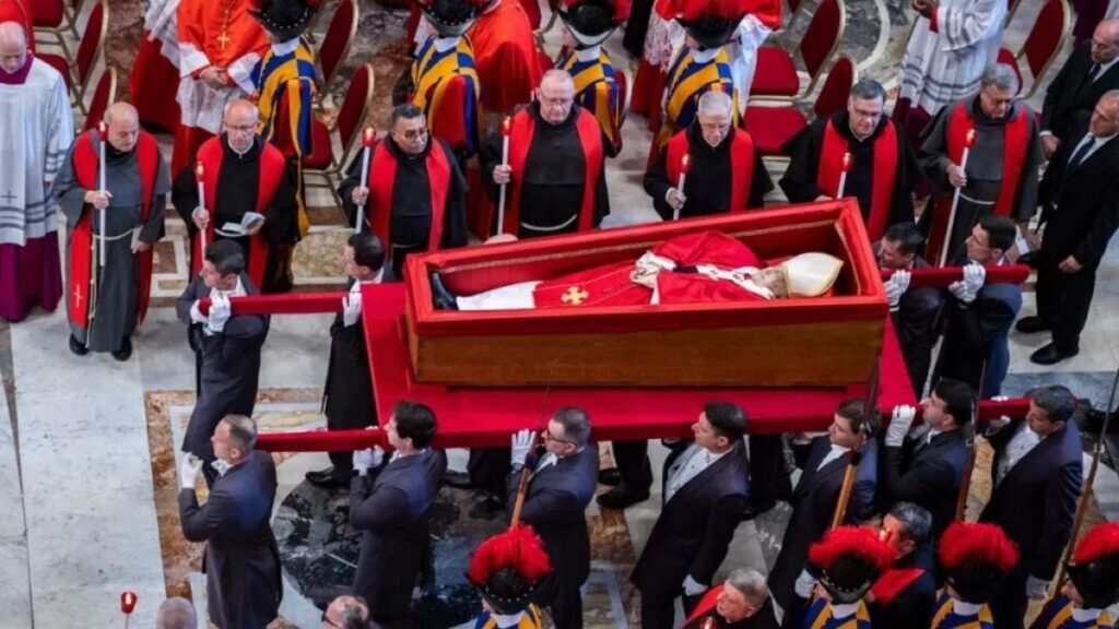 El ritual secreto tras la muerte del Papa: el sello de su habitación y ...