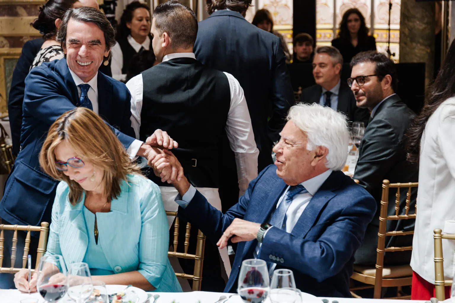 El perfil familiar de Felipe González: junto a su mujer actual, hijos y nietos durante la jubilación