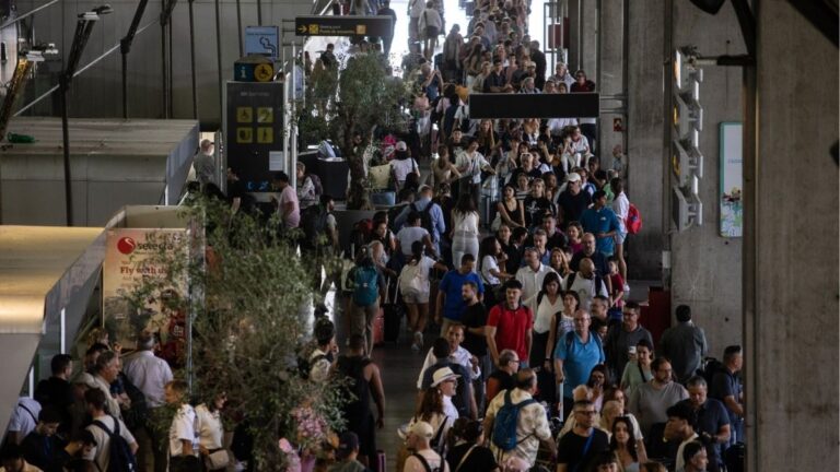 Un error informático provoca el colapso en el control de pasaportes en ...