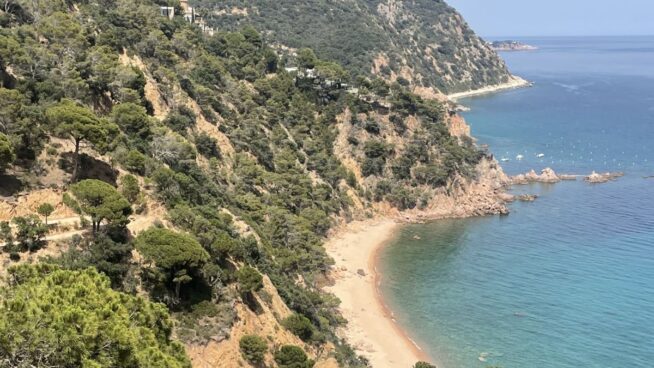 La cala más escondida de la Costa Brava con acceso solo a pie y aguas ...