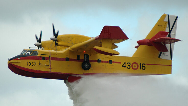 Así operan los aviones del 43 Grupo del Ejército del Aire en la lucha ...