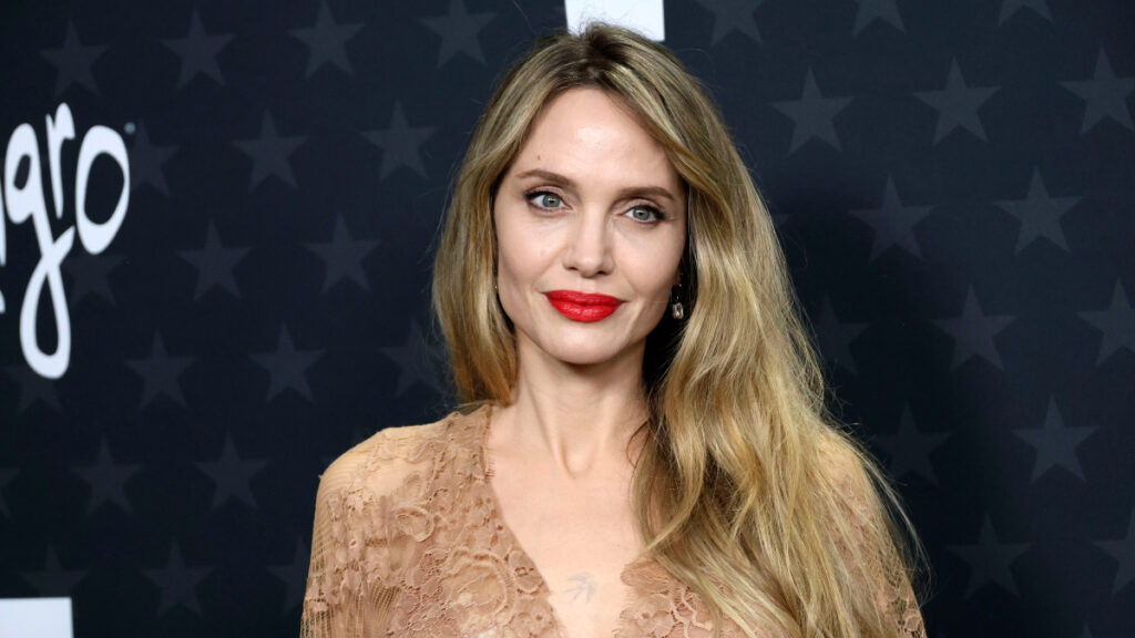 Angelina Jolie muestra las cicatrices de su doble mastectomía doce años ...
