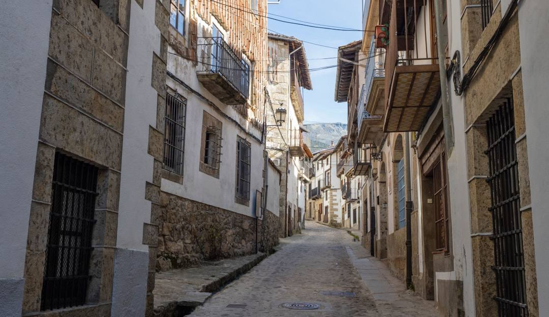 Candelario: un tesoro de Salamanca con sus batipuertas y balcones de ...
