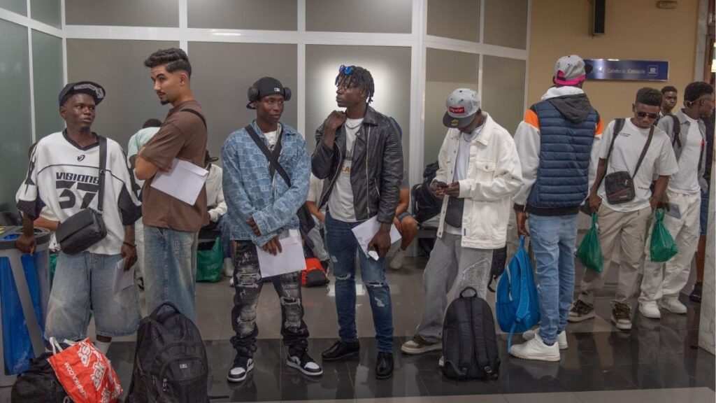 El colapso del CETI de Ceuta deja a más de 200 inmigrantes acampados en ...