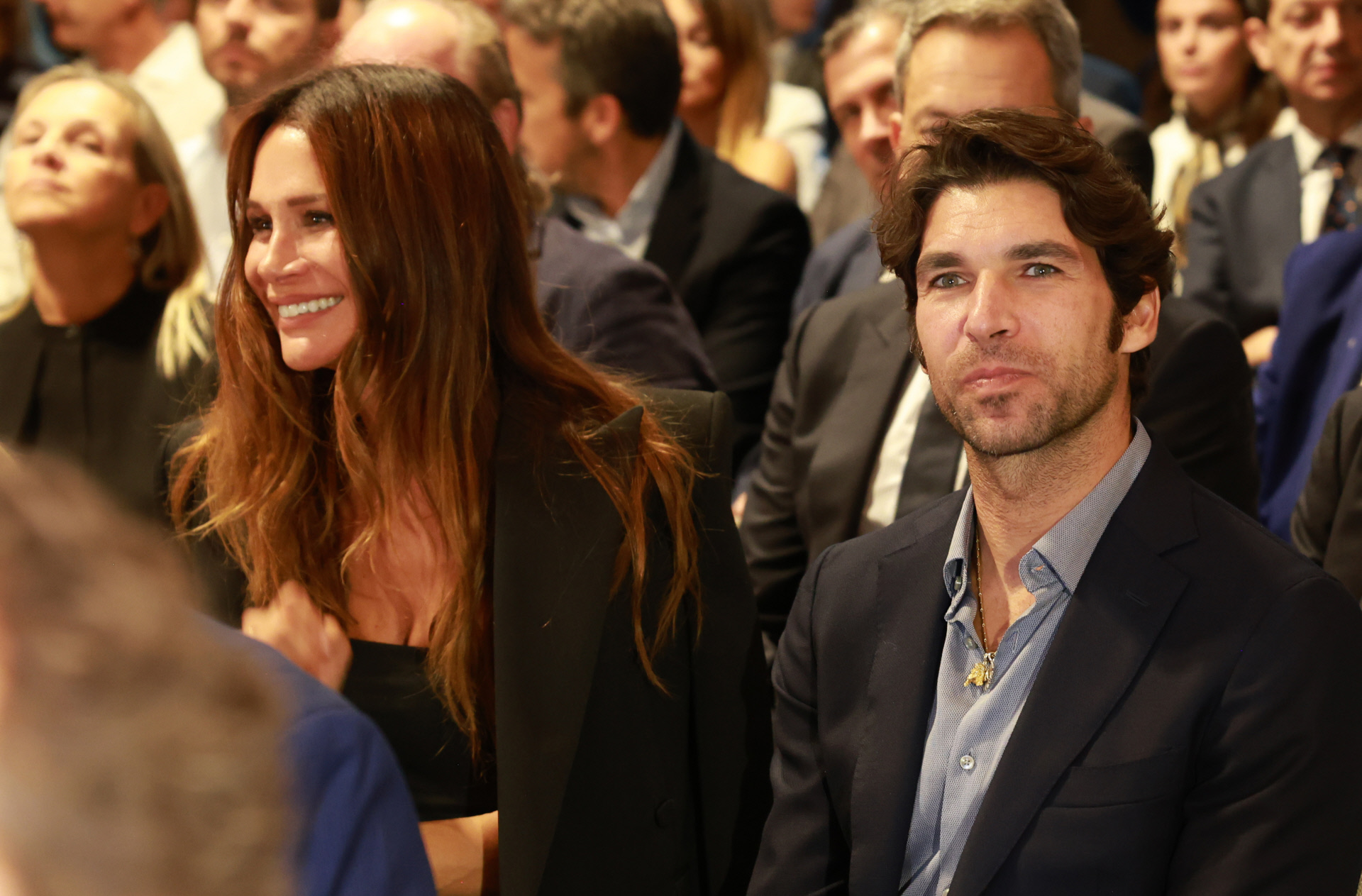 Cayetano Rivera reaparece sonriente junto a la periodista María Zabay ...
