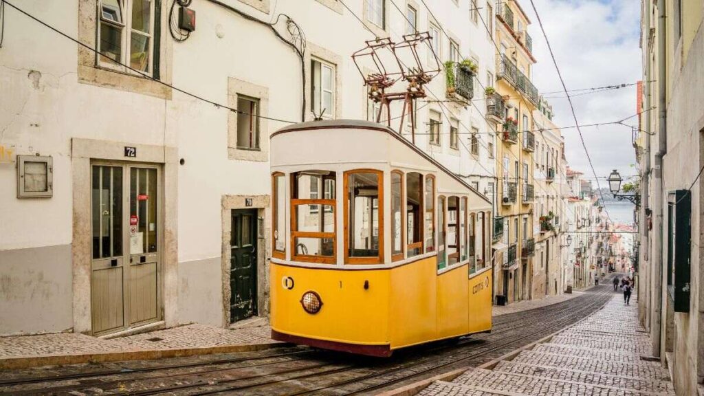 Funicular de Gloria en Lisboa: historia y otros elevadores emblemáticos ...