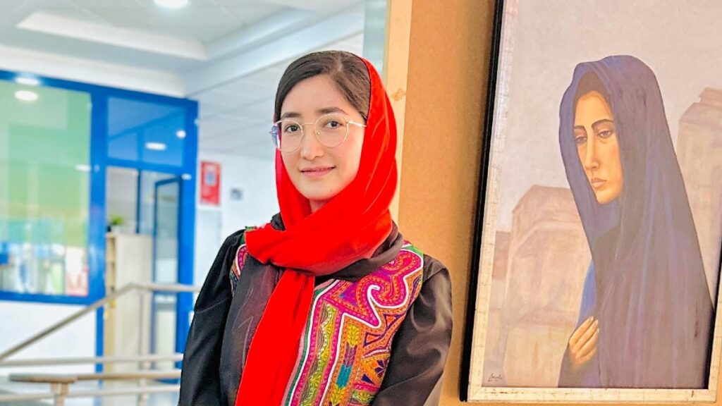 Batol Gholami, la joven afgana comprometida con educar a sus compatriotas desde España