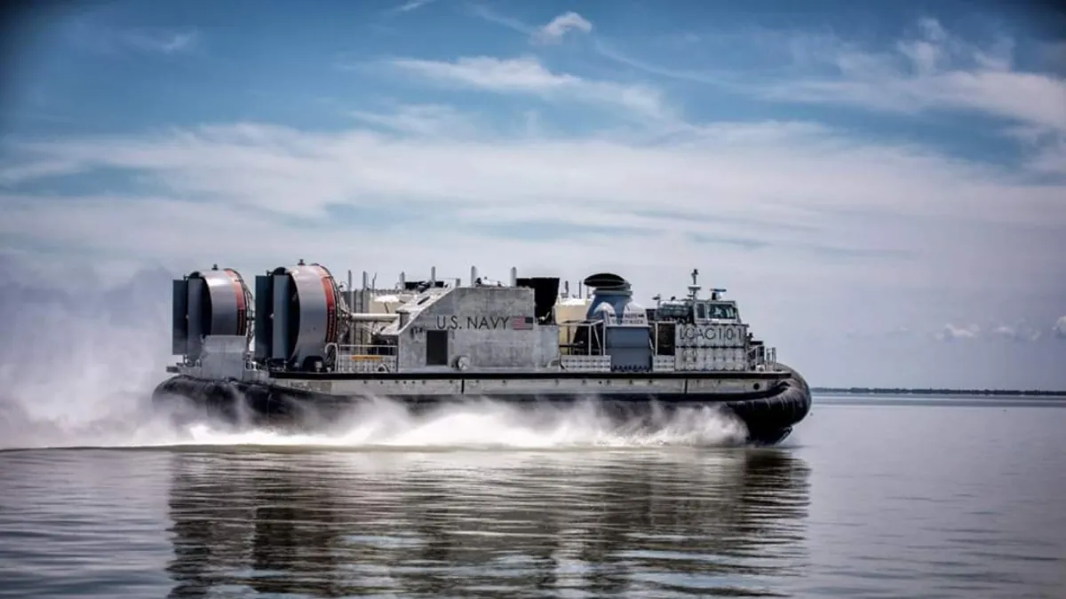 La Armada proyecta su futuro con algo que nunca ha tenido: 'hovercrafts' y minisubmarinos