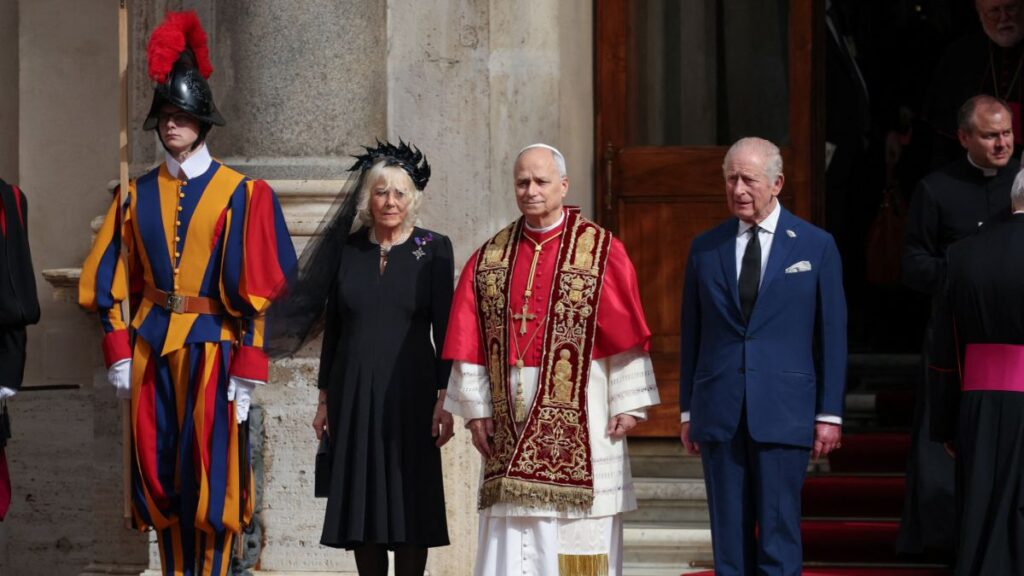 El papa León XIV y Carlos III rezan juntos en el Vaticano en un ...
