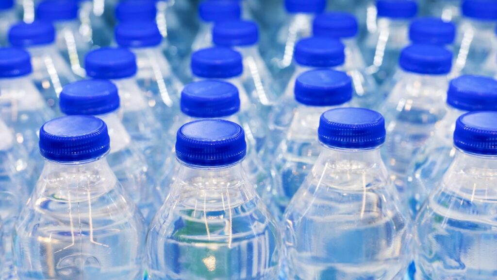 La OCU analiza más de 90 aguas embotelladas y revela las marcas mejor ...
