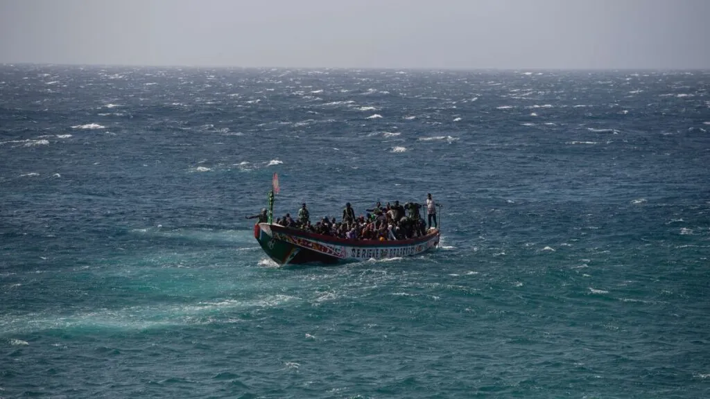 Rescatado un cayuco con 119 inmigrantes a bordo a una milla de la isla ...